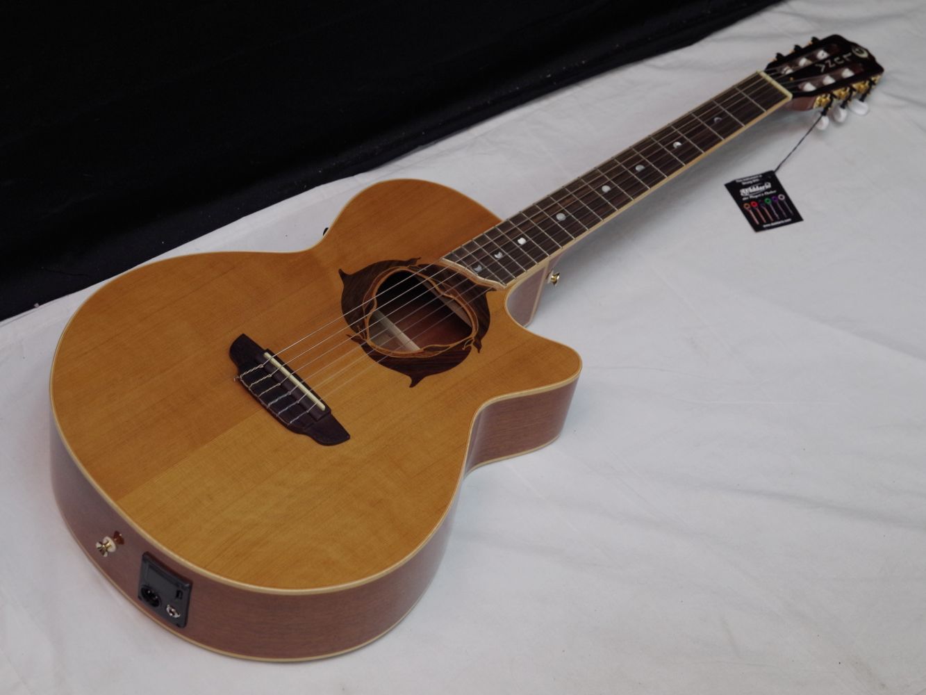 Luna guitar : AcousticGuitar